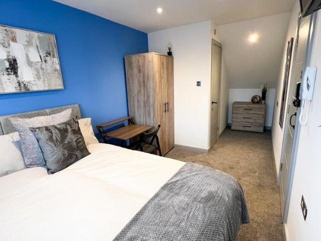 2 bedroom house share to rent