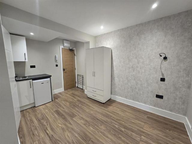2 bedroom house share to rent