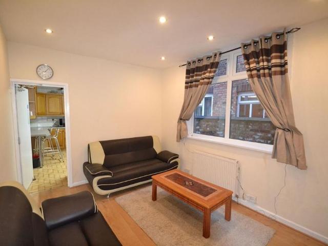 2 bedroom house share to rent