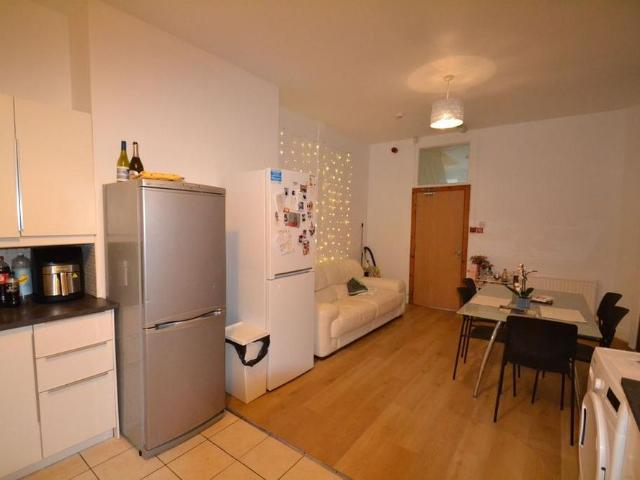 2 bedroom house share to rent