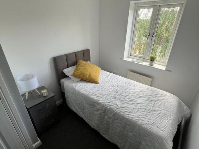 2 bedroom house share to rent
