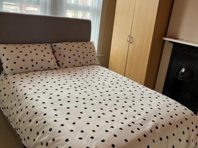 2 bedroom house share to rent