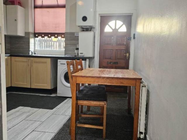 2 bedroom house share to rent