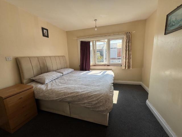 2 bedroom house share to rent