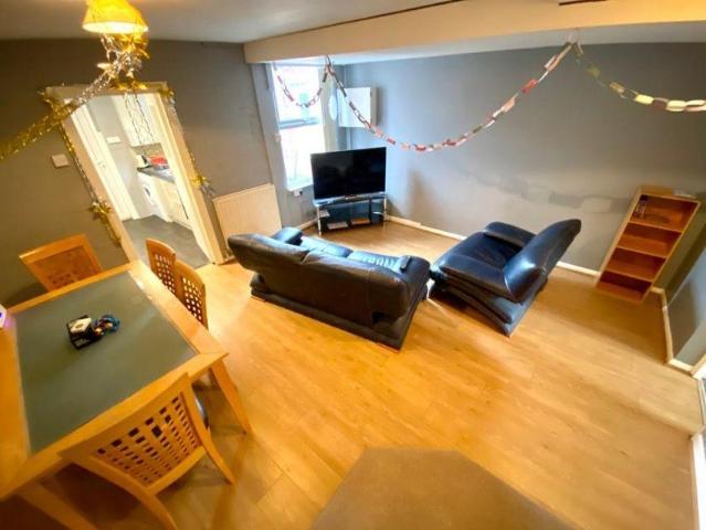 2 bedroom house share to rent