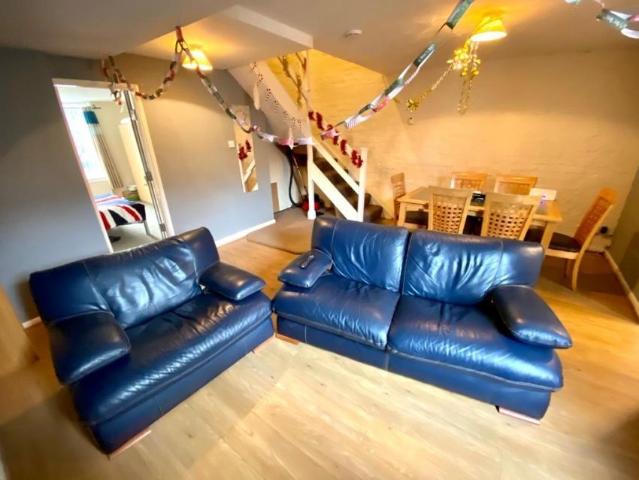 2 bedroom house share to rent