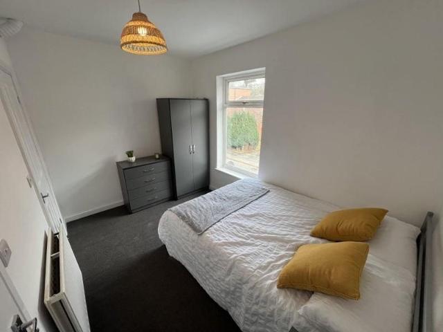 2 bedroom house share to rent