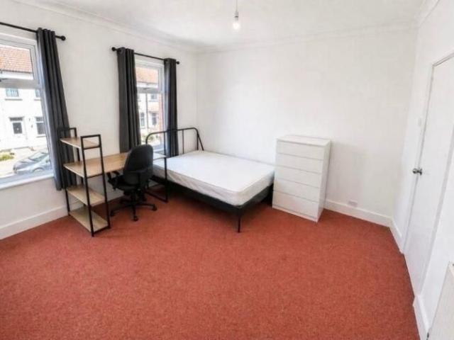 2 bedroom house share to rent