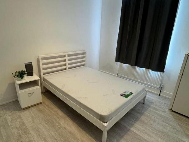 2 bedroom house share to rent