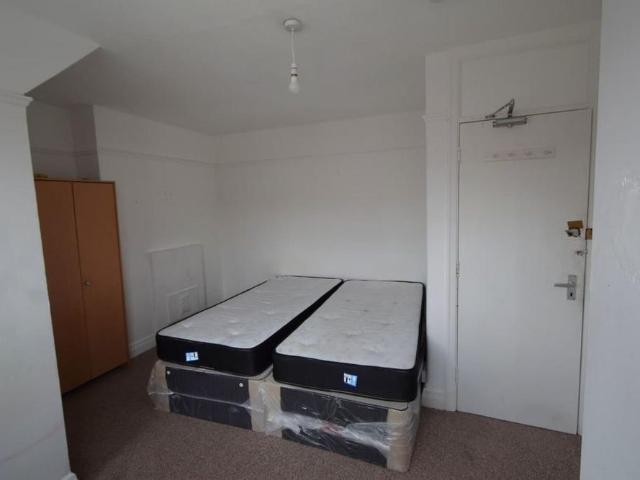 2 bedroom house share to rent