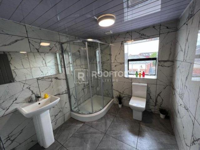 2 bedroom house share to rent