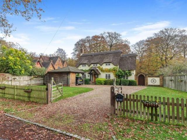 2 Bedroom House Slough Slough 98233247