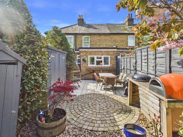 2 Bedroom House Slough Windsor And Maidenhead 101675001