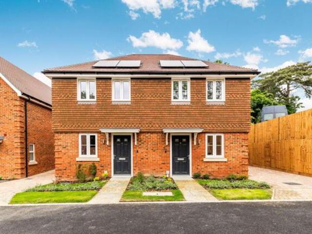 2 Bedroom House Surrey Great London 98262702
