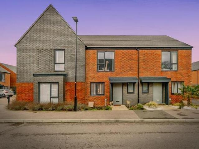2 Bedroom House Surrey Great London 98903665