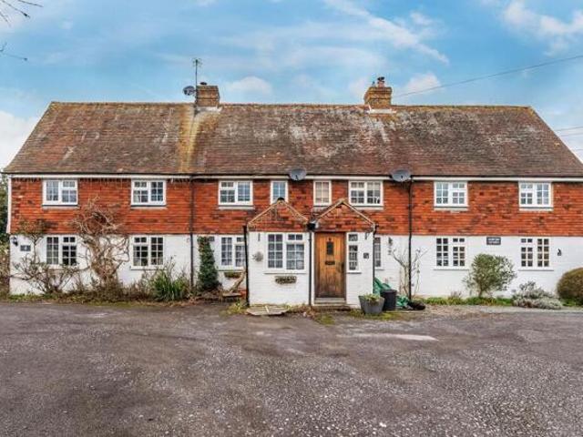 2 Bedroom House Surrey Great London 100987787