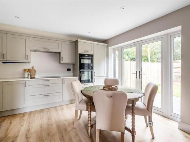 2 Bedroom House Surrey Great London 101955316