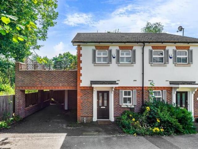 2 Bedroom House Surrey Great London LS101633097