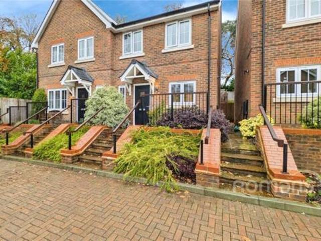 2 Bedroom House Surrey Great London LS99290108