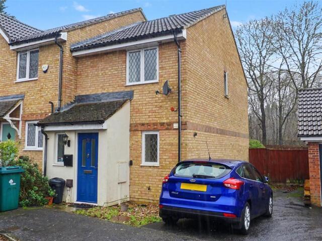 2 Bedroom House Surrey Great London LS99290213