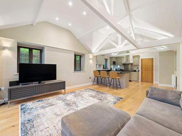 2 Bedroom House Surrey Surrey LS100541314