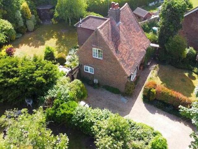 2 Bedroom House Surrey Surrey LS100917381
