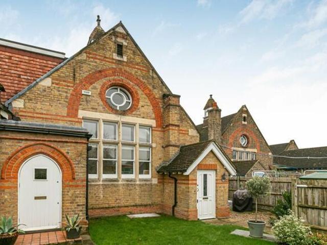 2 Bedroom House Surrey Surrey LS99641896