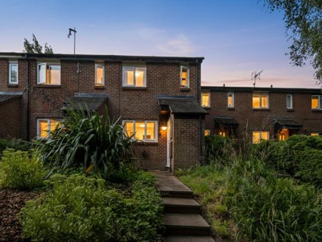 2 Bedroom House Surrey West Sussex 99475738