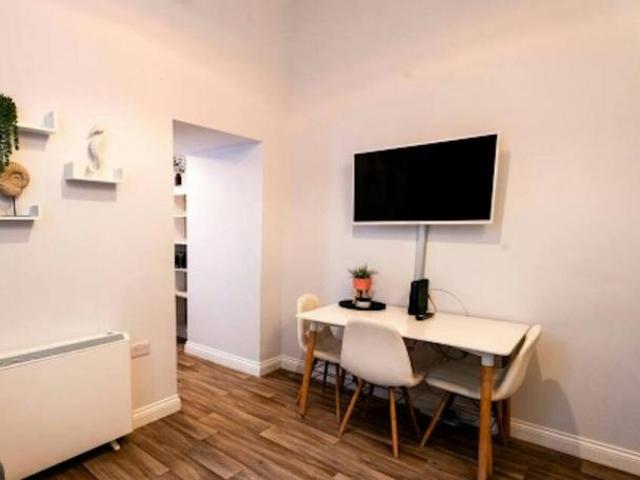 2 Bedroom House Swansea Swansea LS75656643