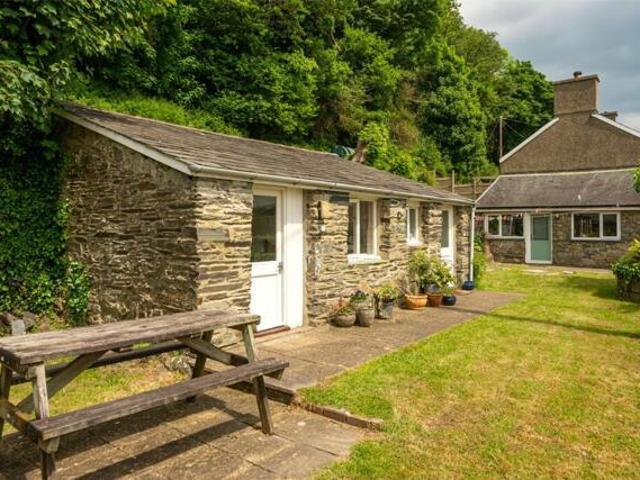 2 Bedroom House Porthmadog Gwynedd LS99642113
