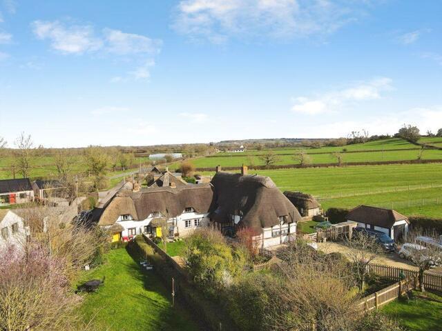 2 Bedroom House Purton Wiltshire 100648895