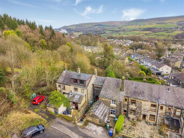 2 Bedroom House Ramsbottom Greater Manchester 98649442