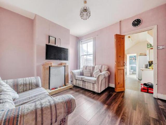 2 Bedroom House Reading Berkshire 100366480
