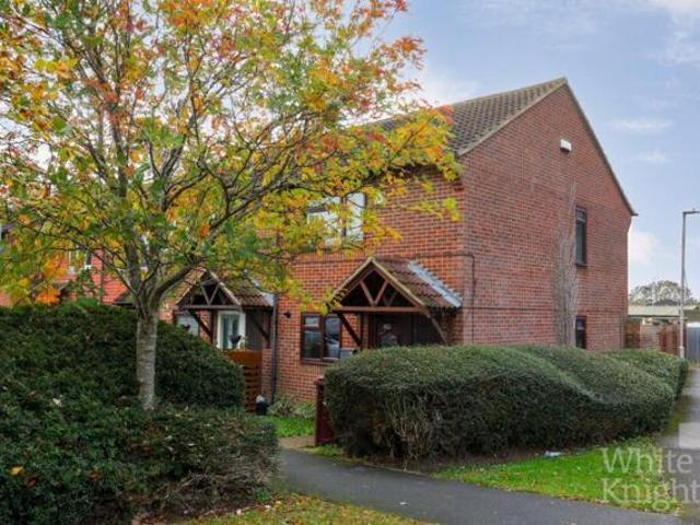 2 Bedroom House Reading Reading LS100023971