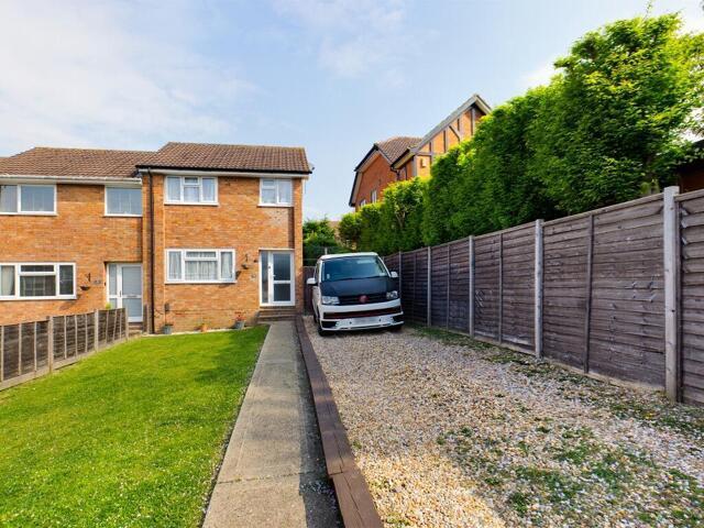 2 Bedroom House Waterlooville Hampshire LS100132365