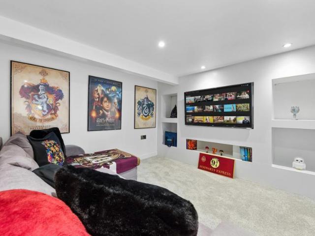 2 Bedroom House Watford Watford LS101511418