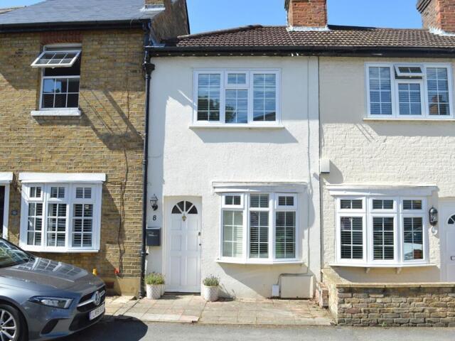 2 Bedroom House Weybridge Surrey 99130391