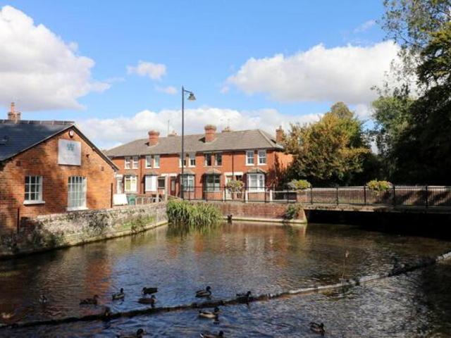 2 Bedroom House Whitchurch Hampshire 98233360
