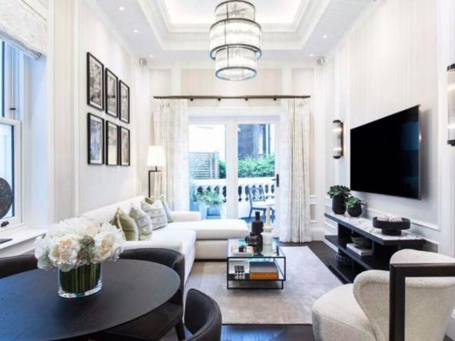 2 bedroom house with 1 reception and 2 bathrooms in London, W8