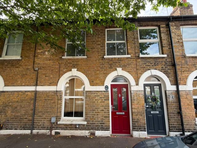 2 Bedroom House with Garden in Mooreland Road