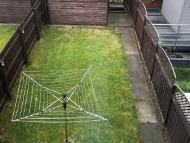2 bedroom house with garden to let