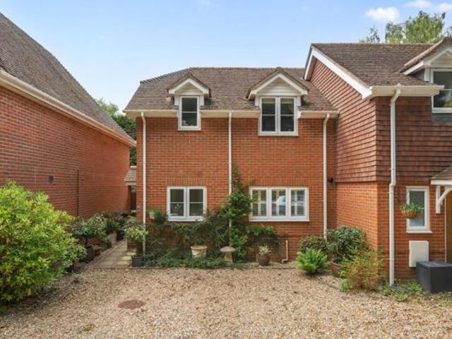 2 Bedroom House Winchester Hampshire LS100881565