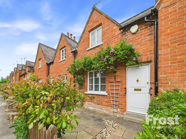 2 Bedroom House Windsor Windsor And Maidenhead 98800988