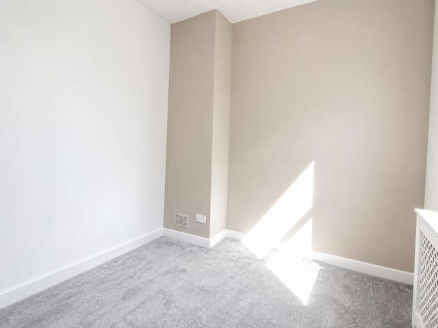 2 bedroom House To Let Total Size: 1012 SQ FT