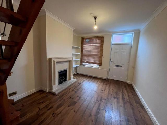2 bedroom House To Let Total Size: 732 SQ FT