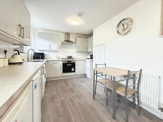 2 bedroom House To Let Total Size: 732 SQ FT