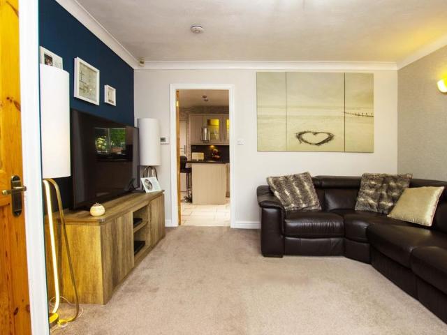 2 bedroom House To Let Total Size: 742 SQ FT