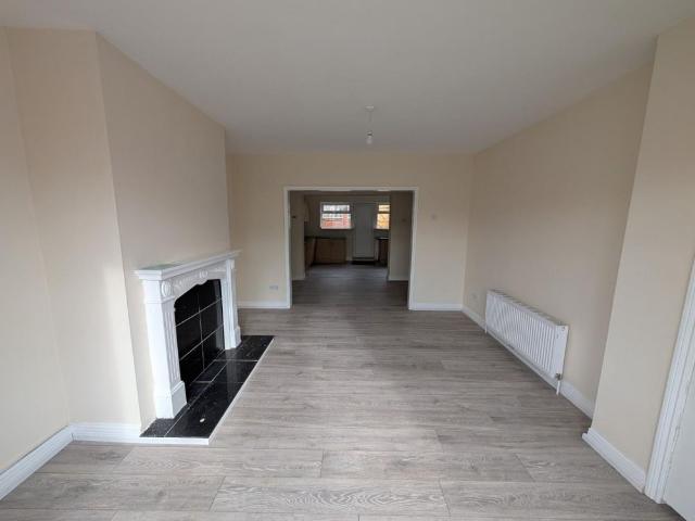 2 bedroom House To Let Total Size: 775 SQ FT