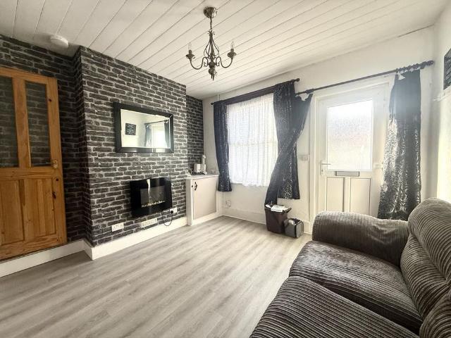 2 bedroom house to rent