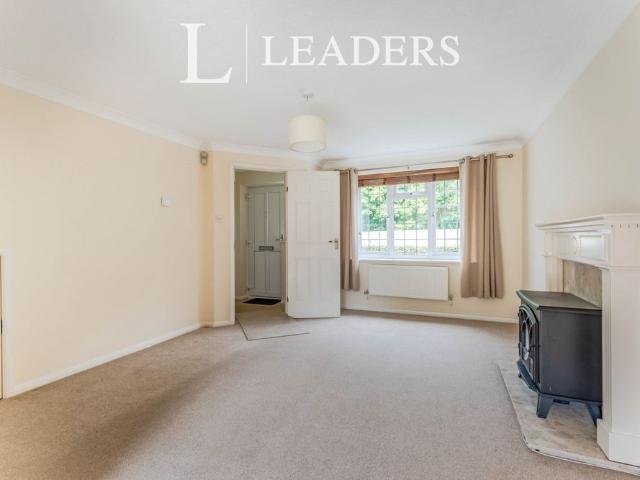 2 bedroom house to rent Avebury Close, Horsham, RH12